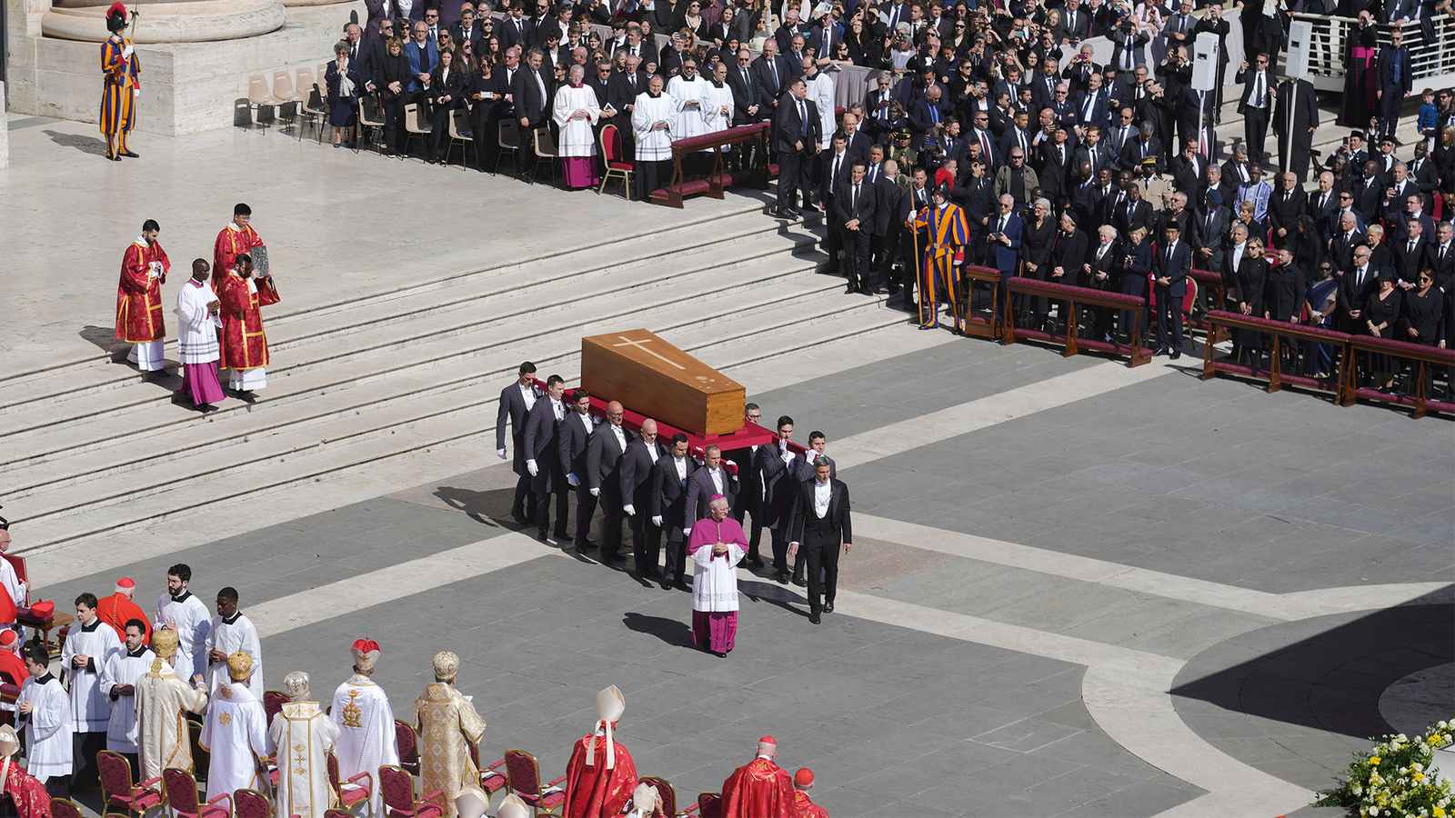 Vatican says about 200,000 people have flocked to pope's funeral mass ...