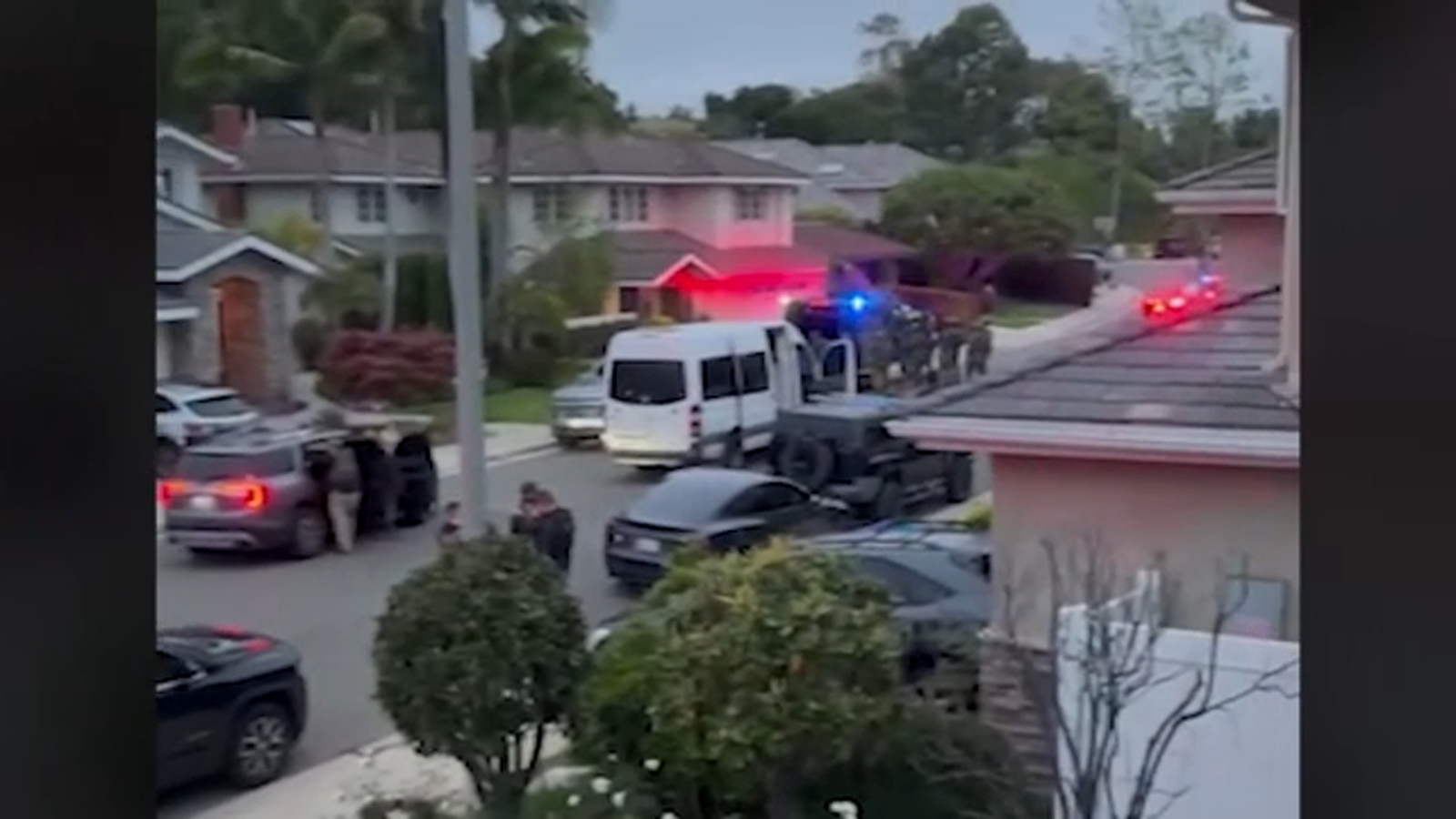 ICE entran en casa de una pareja de Irvine en busca de respuestas sobre los carteles colocados ...