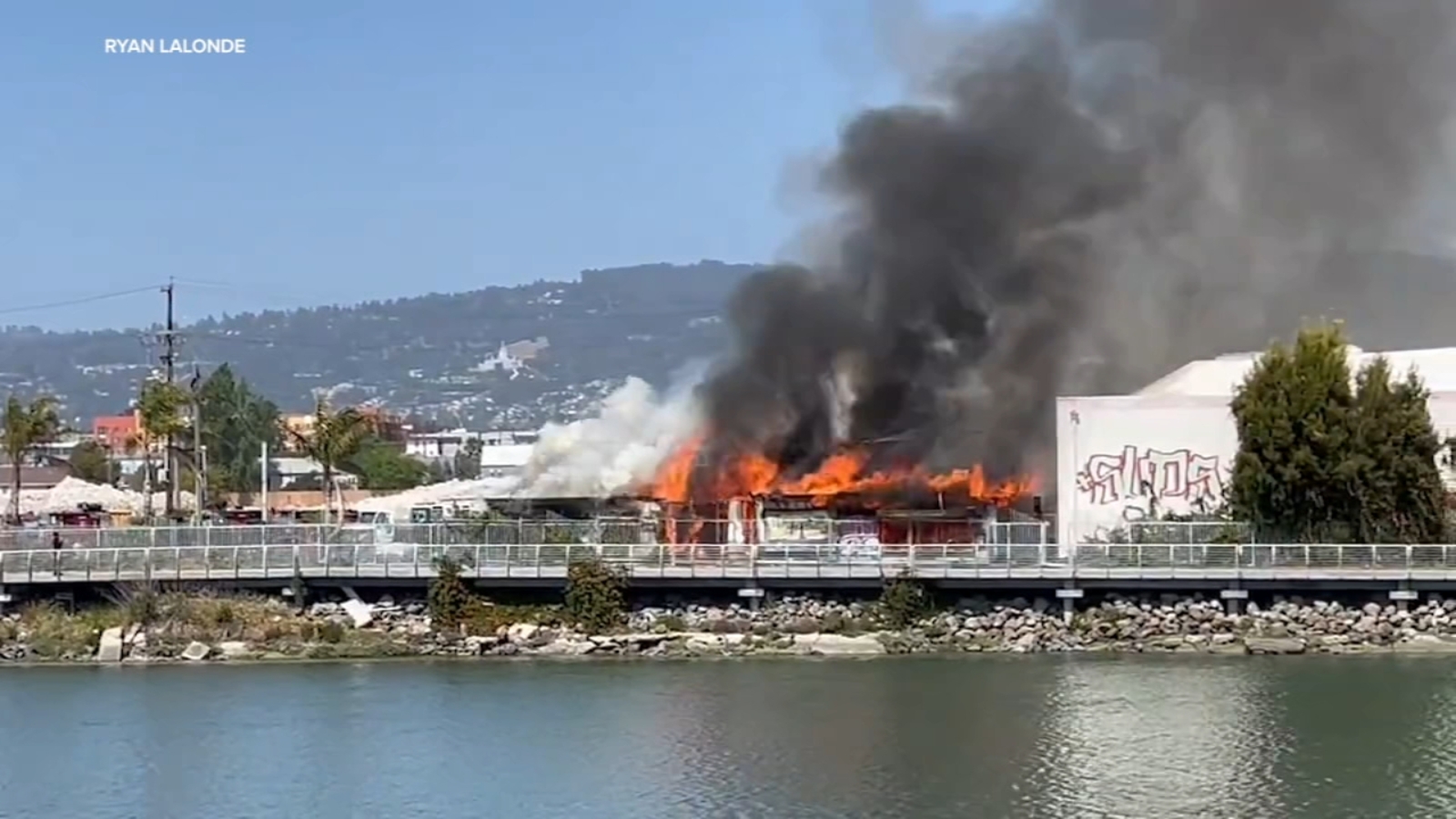 Vacant commercial building on Alameda Avenue in Oakland catches fire ...