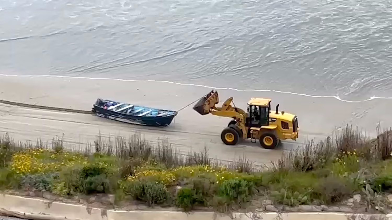 Boat washes ashore near San Diego with 3 dead, 9 unaccounted for, 4 ...