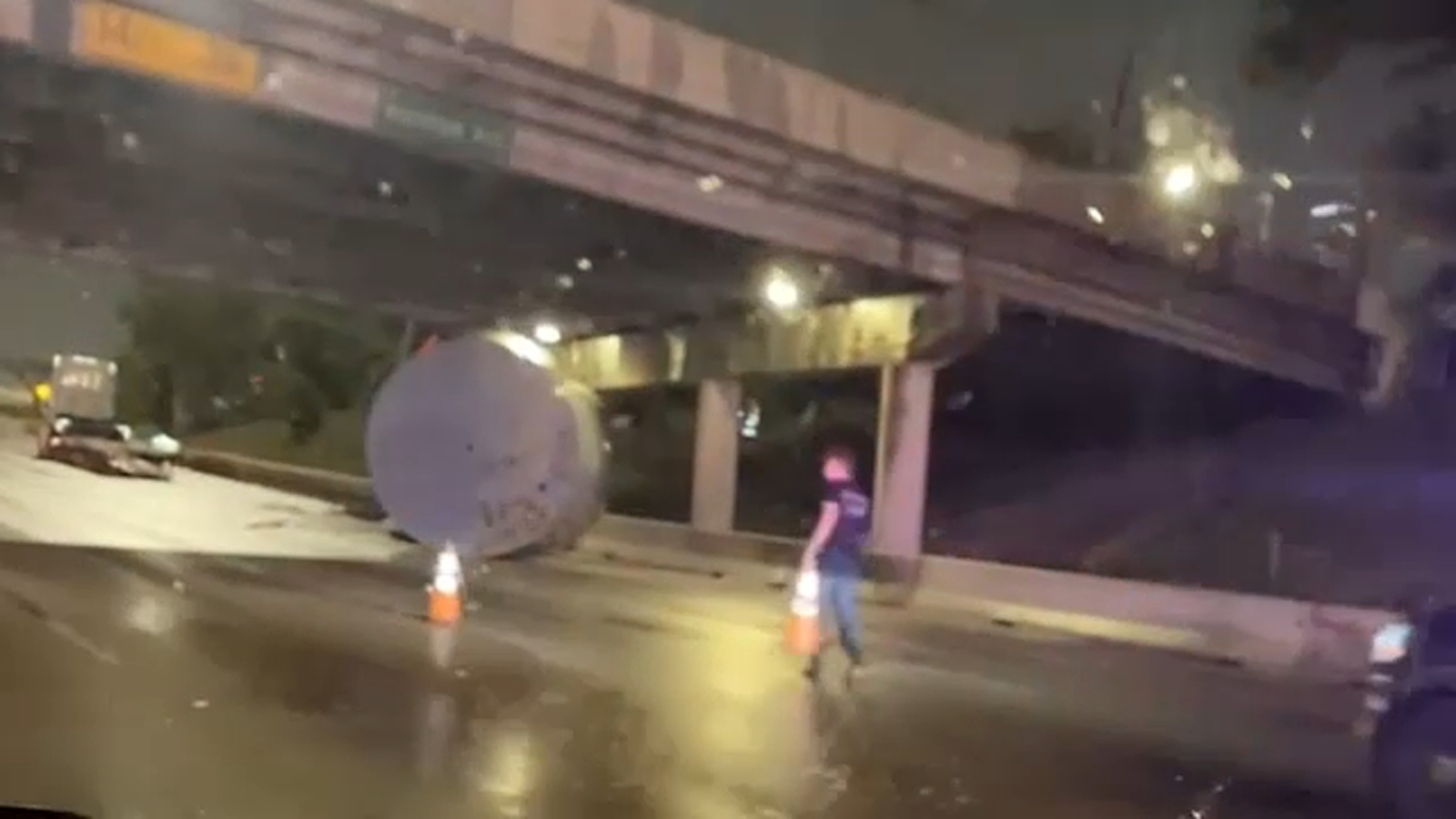 Houston Avenue Bridge above I-10 Katy Freeway hit by 18-wheeler ...
