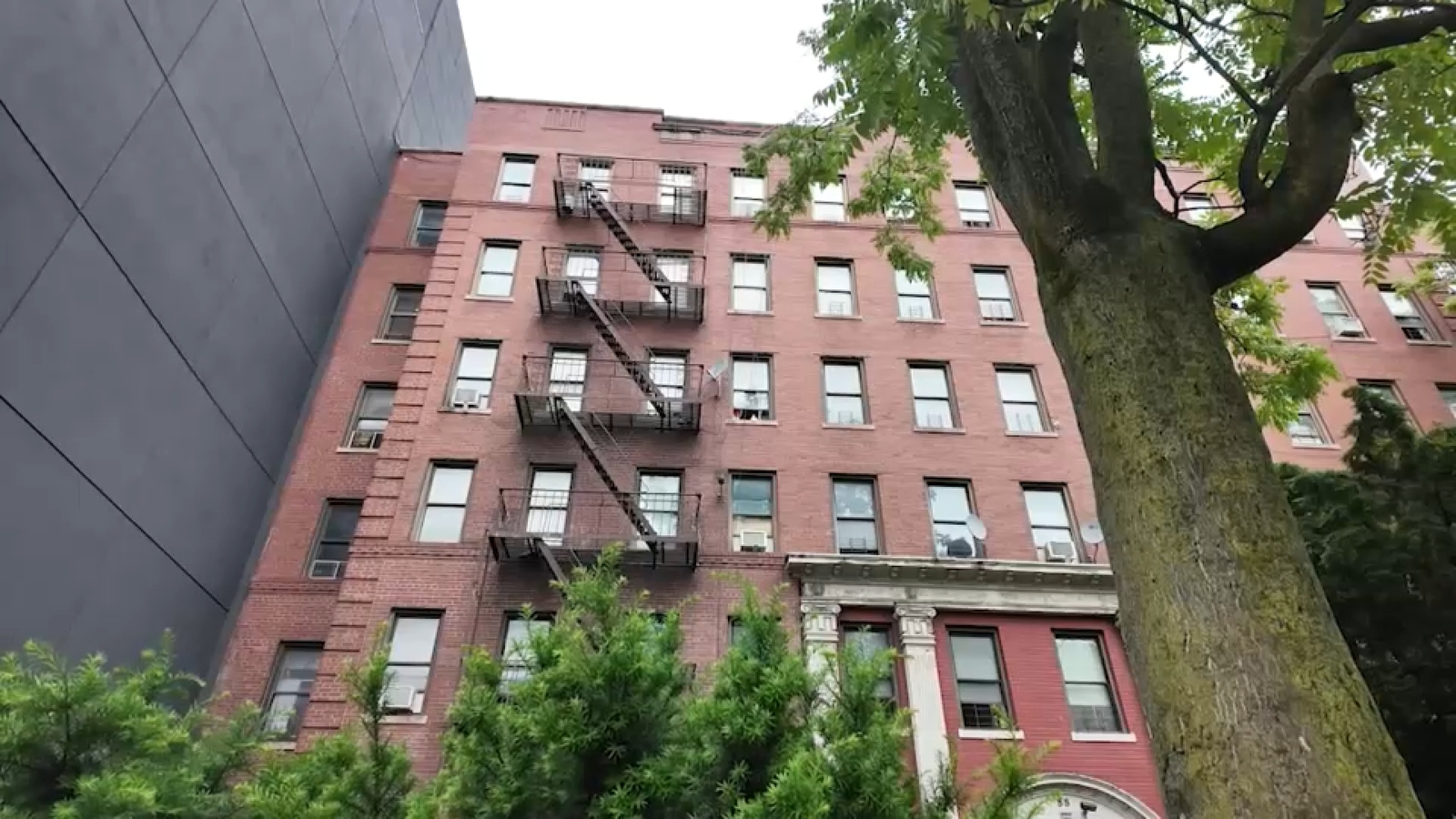 Flatbush fire: 1 man dead, 1 injured in Brooklyn apartment blaze - ABC7 ...