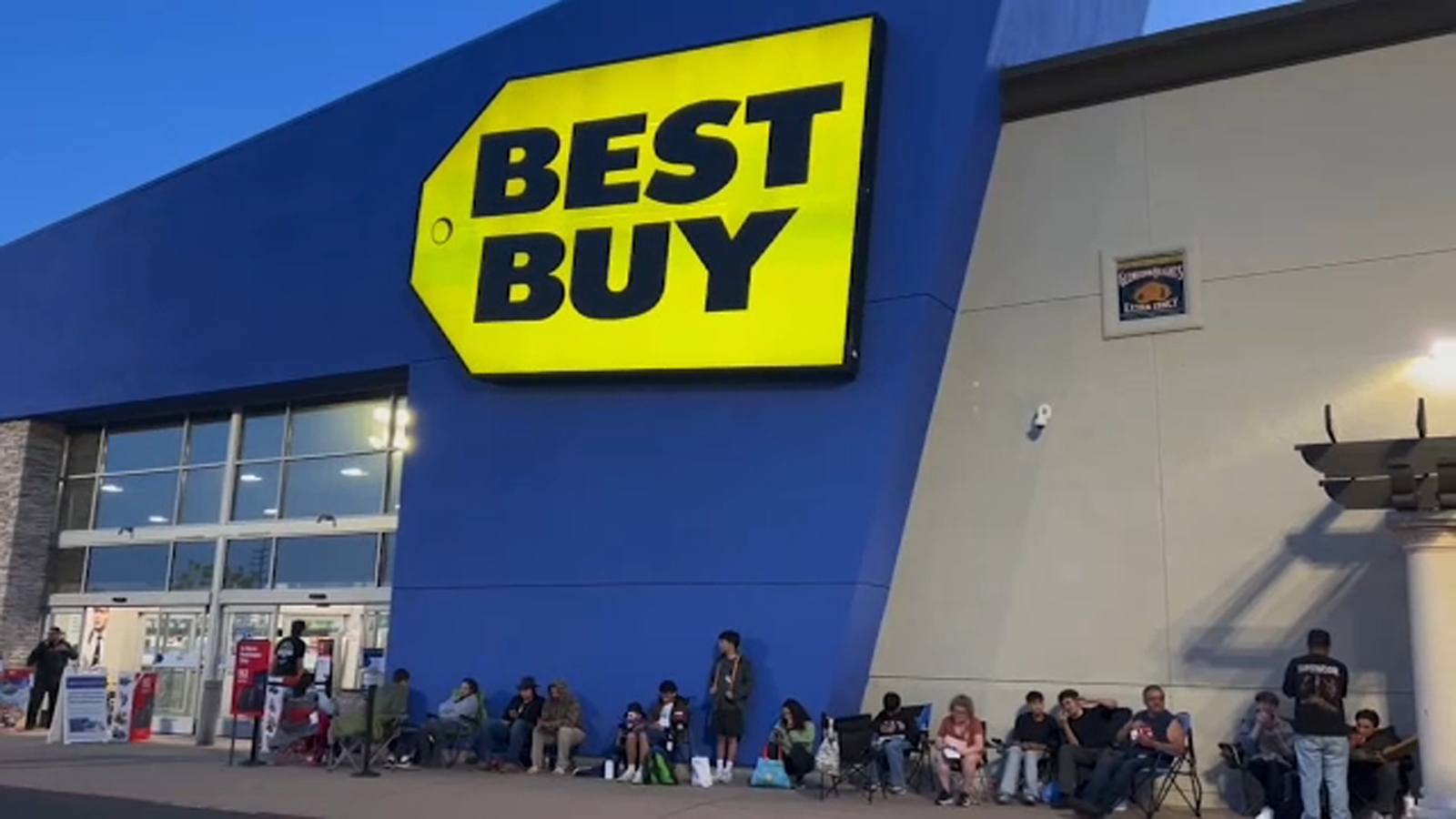 Nintendo-lovers wait in long line outside Glendora Best Buy for Switch ...