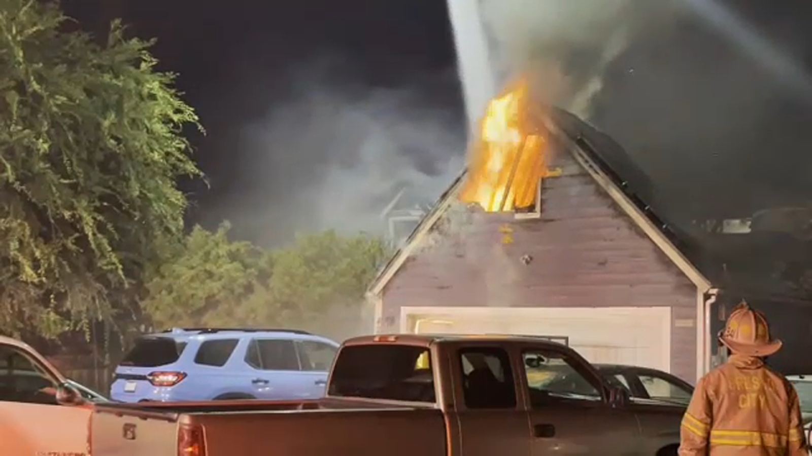 8 people, including children, displaced after fire destroys northwest Fresno home - ABC30 Fresno