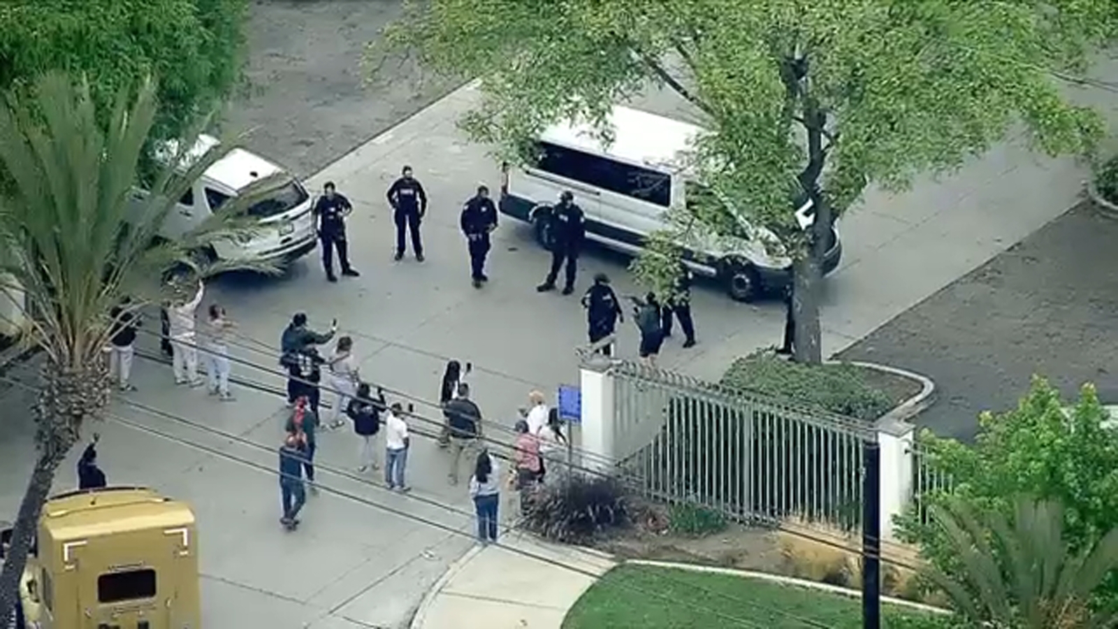 ICE raids trucking business in Compton - ABC7 Los Angeles