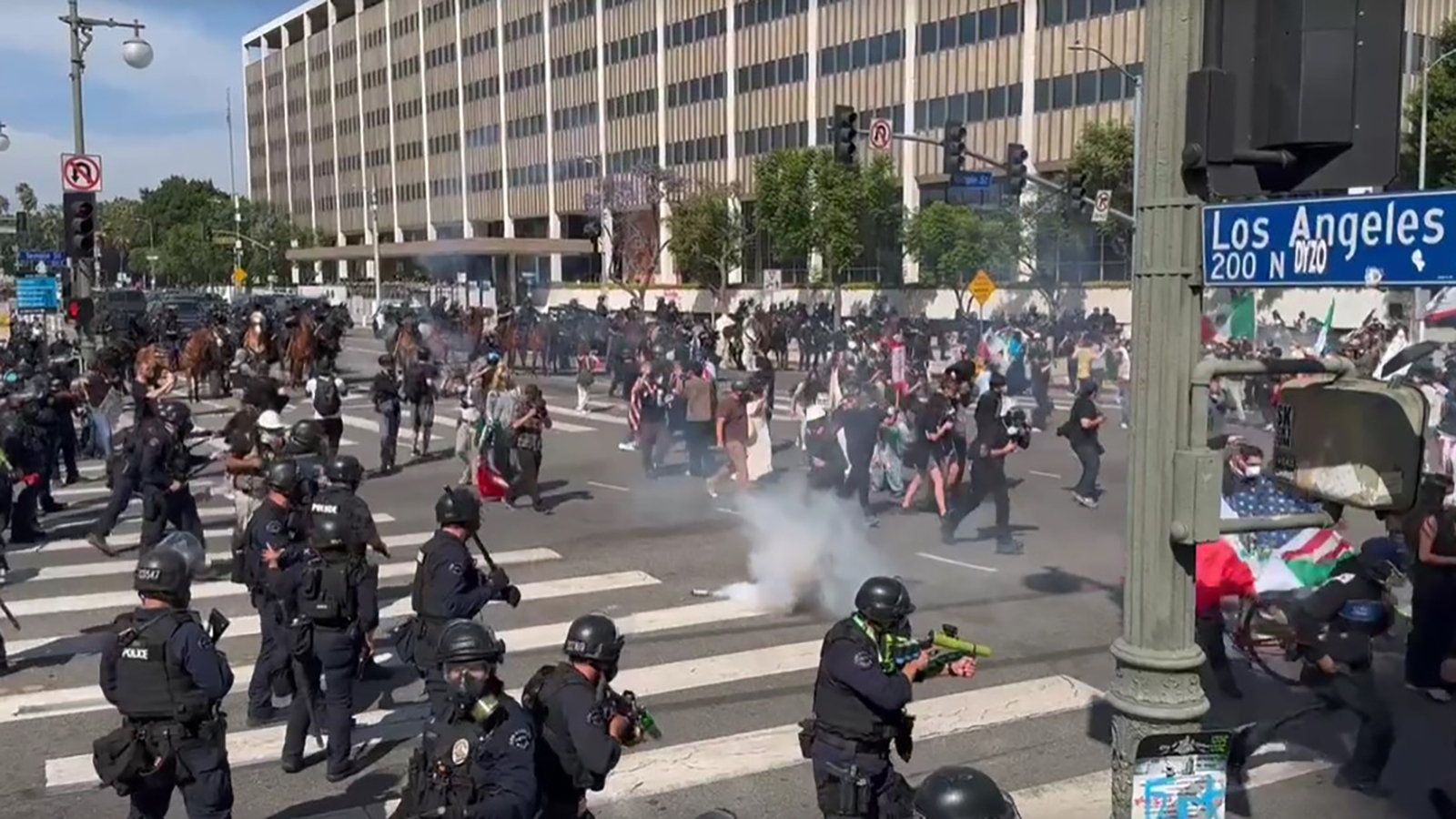 Police clear crowd outside federal building in Los Angeles - ABC7 New York