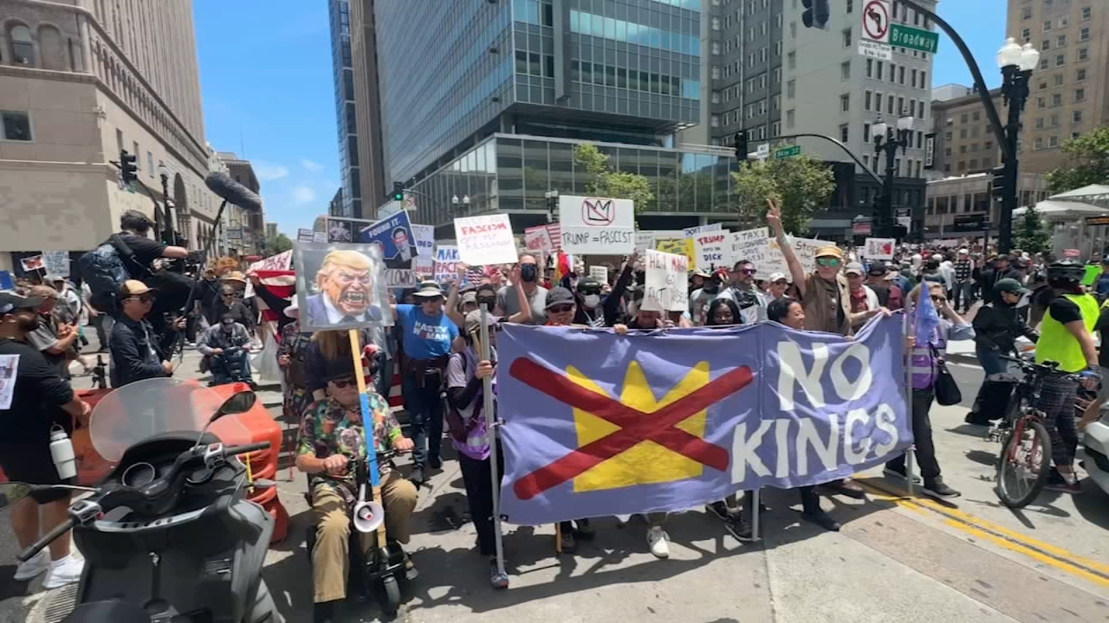Thousands show up in Oakland for 'No Kings Day' protests - ABC7 San ...