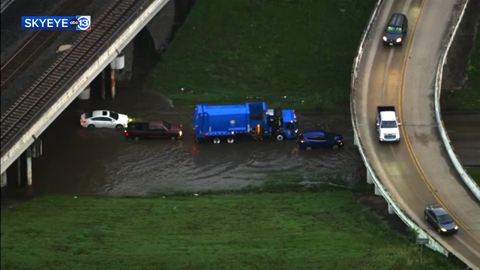 Houston traffic: SkyEye video shows drivers getting stuck in high water ...