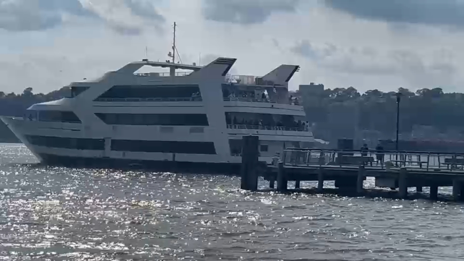 35 injured after yacht hits dock in Hudson River near West Harlem Piers ...