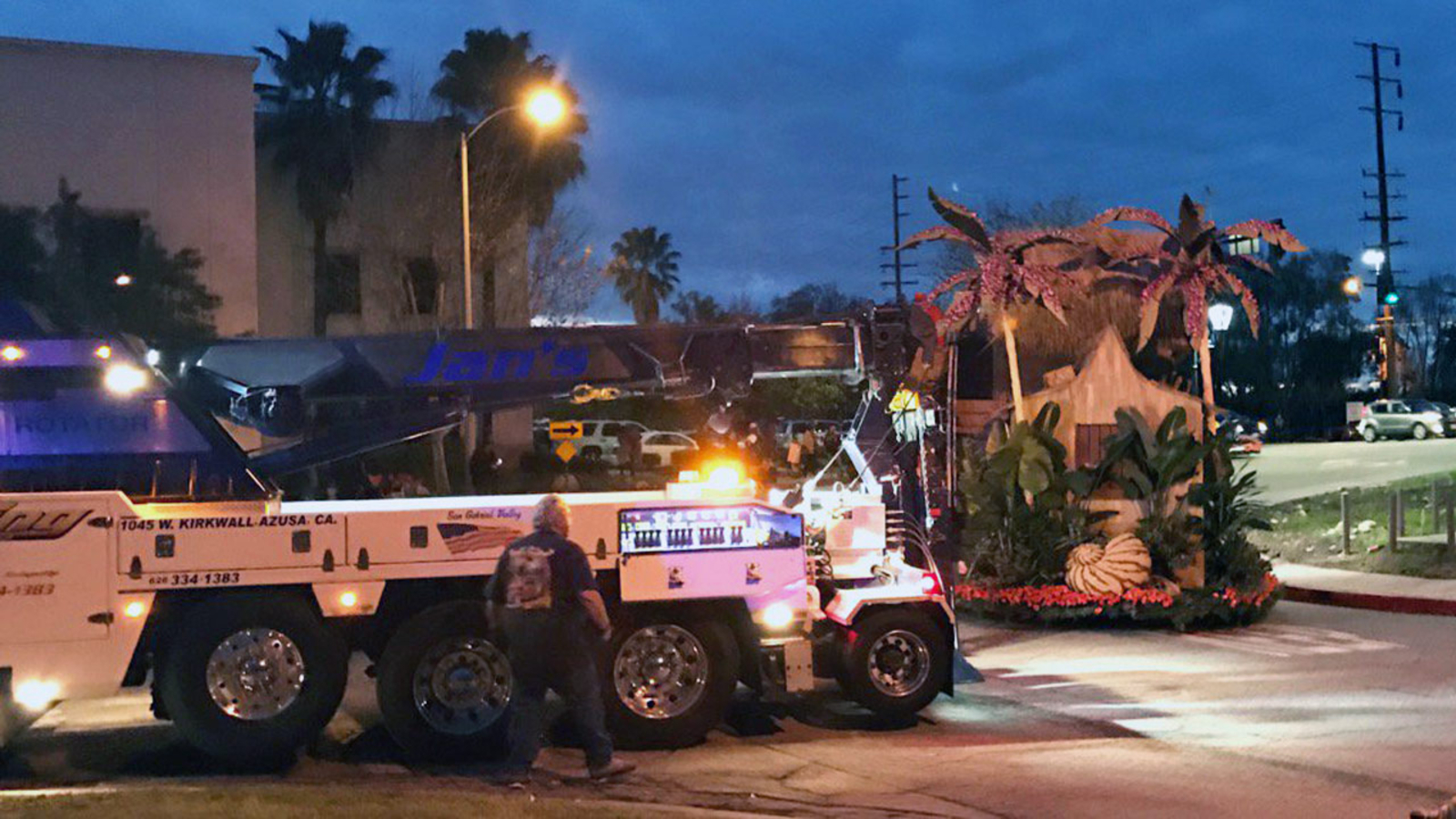 80-foot float gets stuck on way to Rose Parade - ABC7 Los Angeles