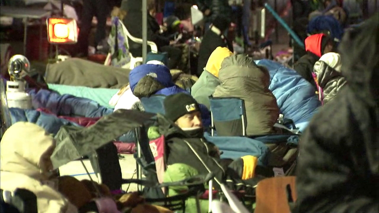 Rose Parade spectators brave cold, camp out overnight in Pasadena ...