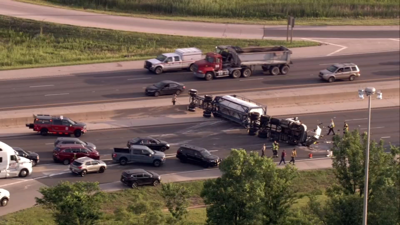 Chicago area traffic: Some NB I-55 lanes reopen after semi rolls over at County Line near ...