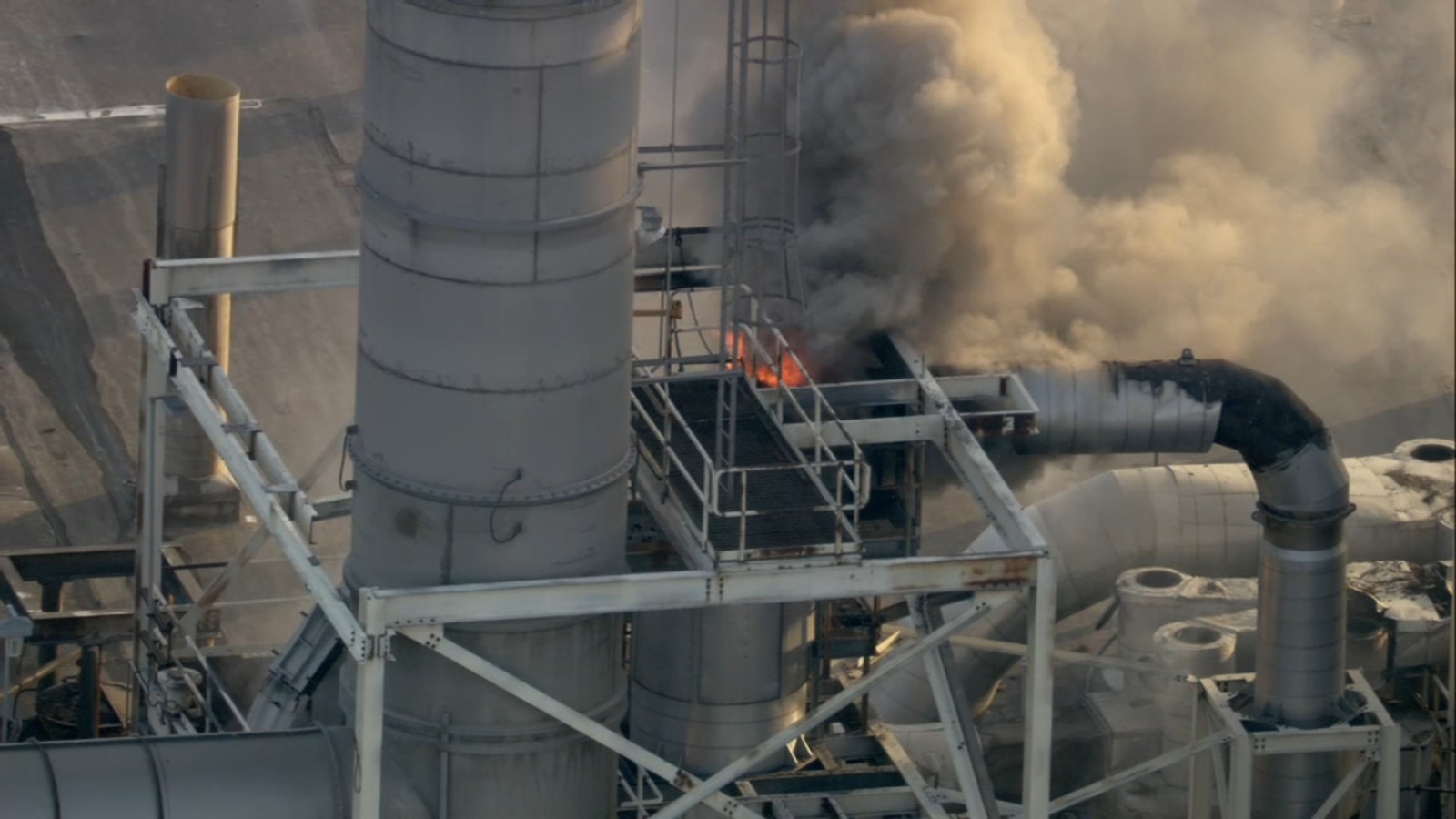 Chopper 7 shows Ingredion chemical plant fire in Bedford Park near 65th ...