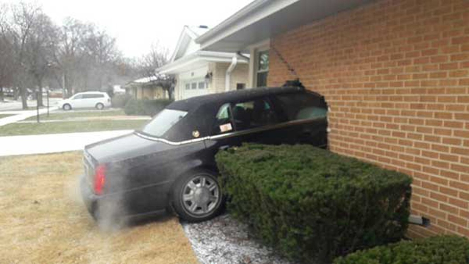 Car crashes into Park Ridge home - ABC7 Chicago