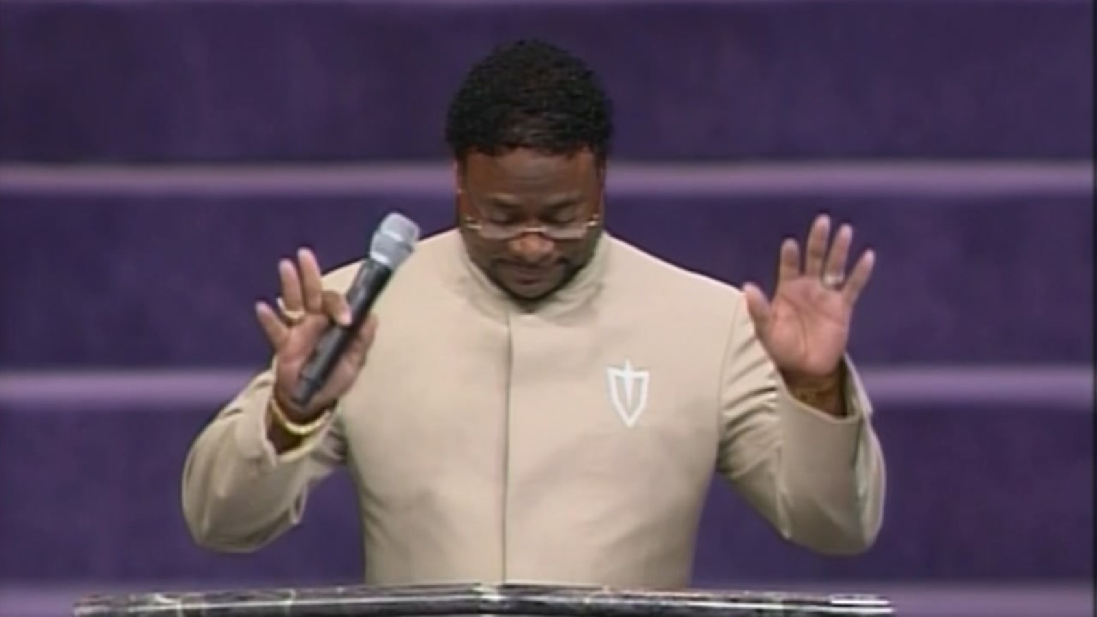 Eddie Long, megachurch pastor embroiled in scandal, dies - ABC13 Houston