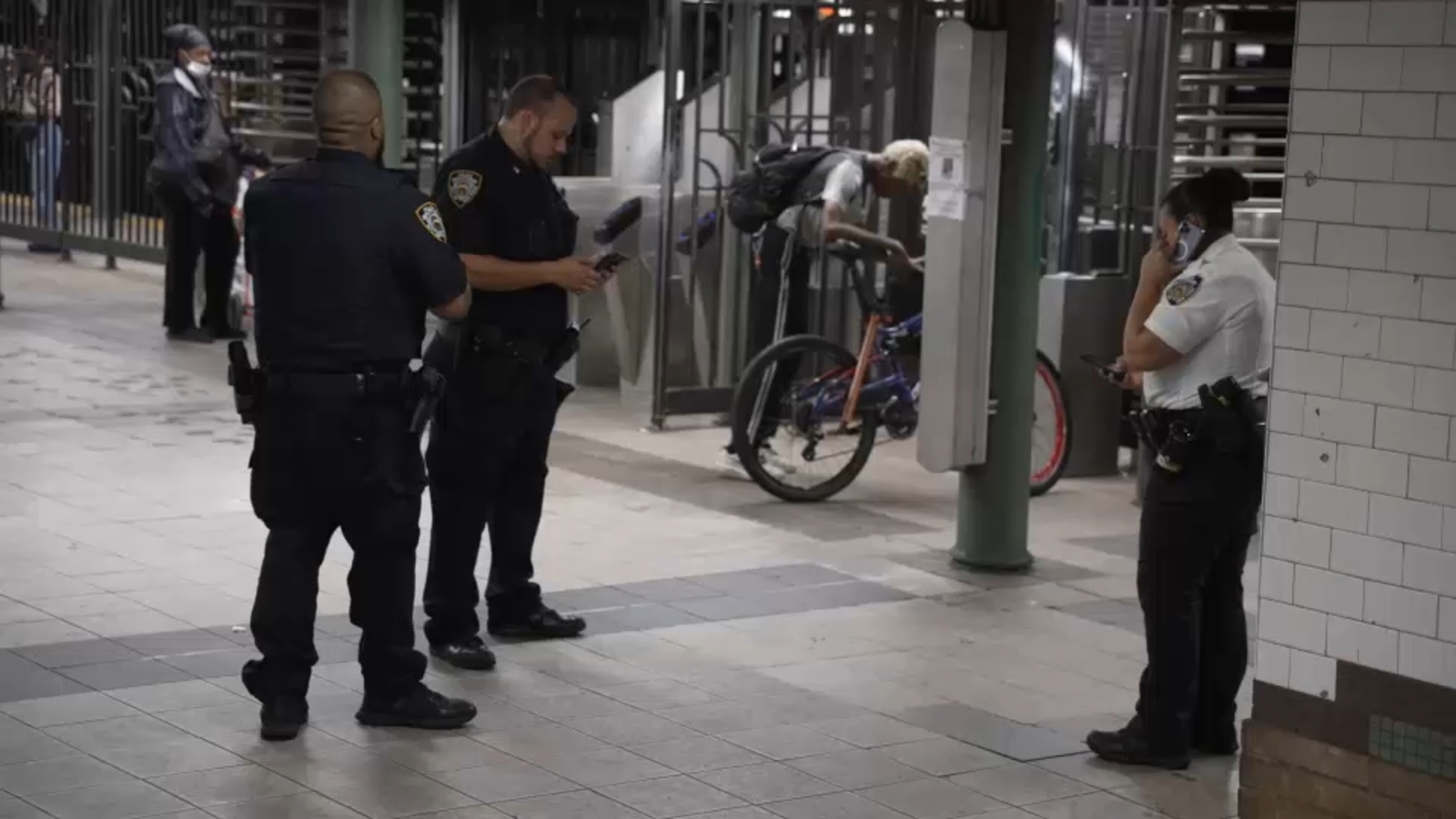 Harlem subway crime: Police searching for suspect after man slashed in ...