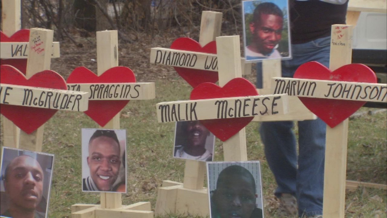 Aurora man makes crosses for 2017 Chicago fatal shooting victims - ABC7 ...