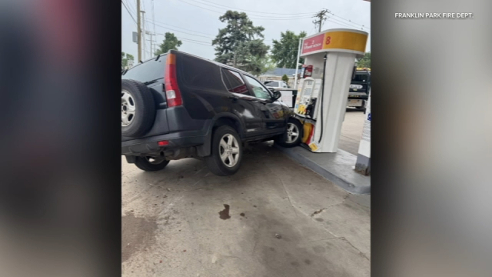 Franklin Park car crash: Vehicle hits gas station pump after car crash ...