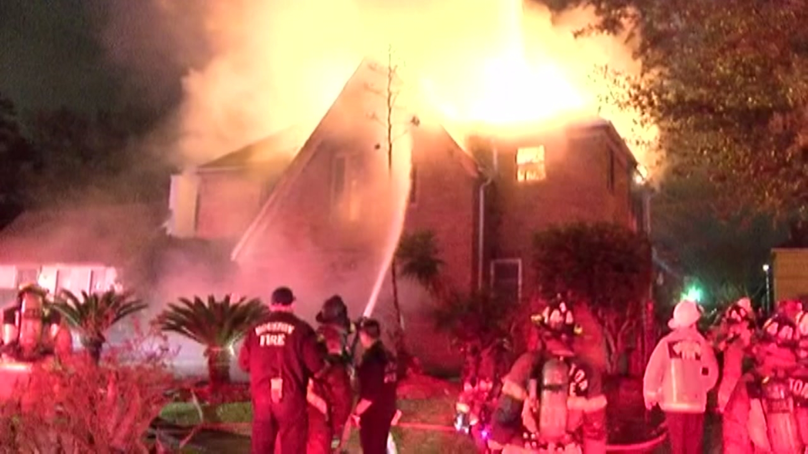 House fire raged on Houston's south side - ABC13 Houston