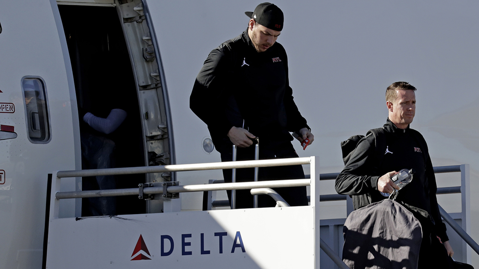 Atlanta Falcons arrive in Houston - ABC13 Houston