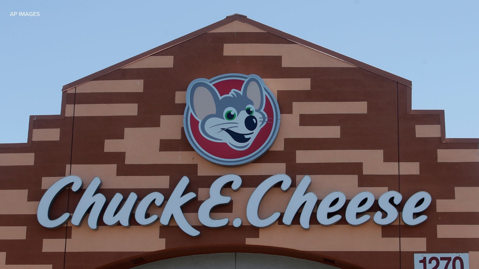 Police arrest Chuck E. Cheese mascot in front of kids for debit card ...