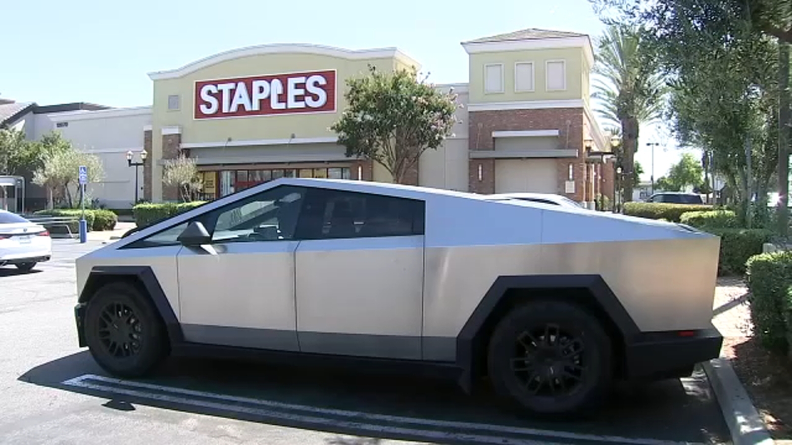 Tesla Cybertruck owner recounts how thief exploited auto-lock feature ...