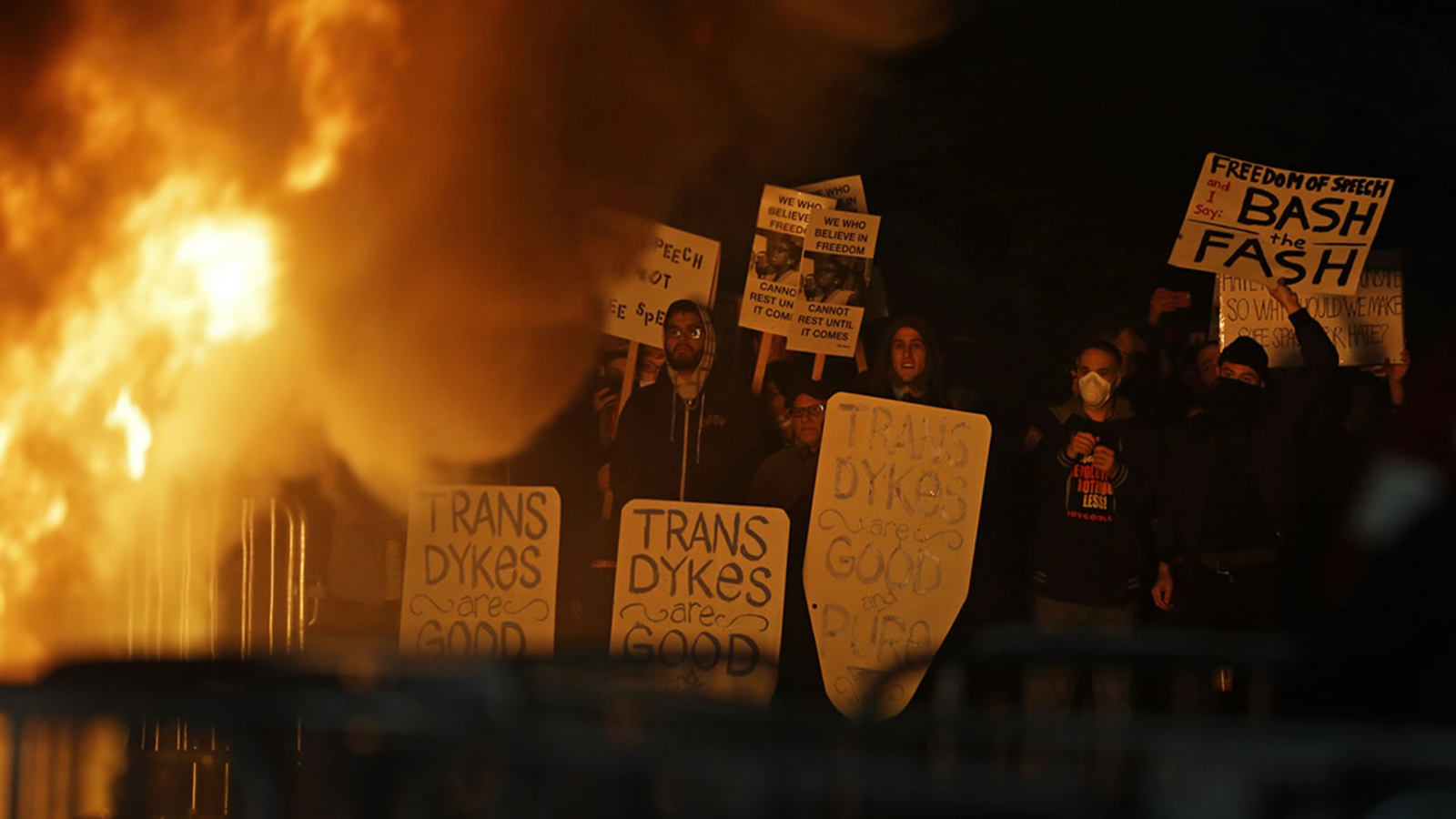 Violent protests over Yiannopulos event bring chaos to Berkeley - ABC7 ...