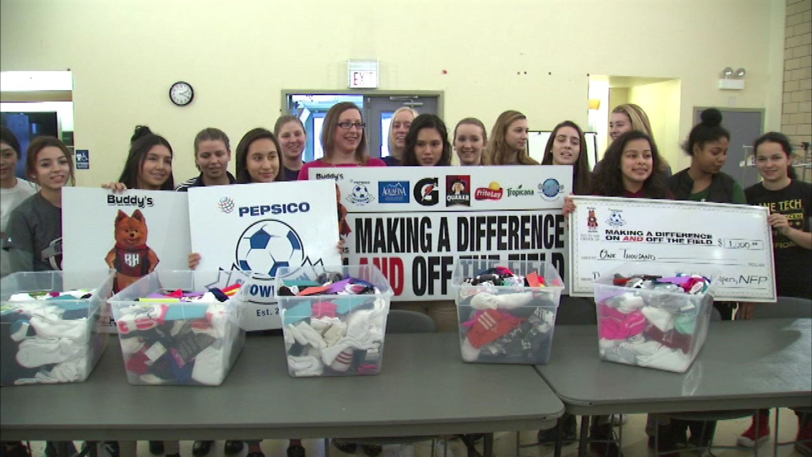 Chicago area high schoolers donate 1,000 pairs of socks to women's ...