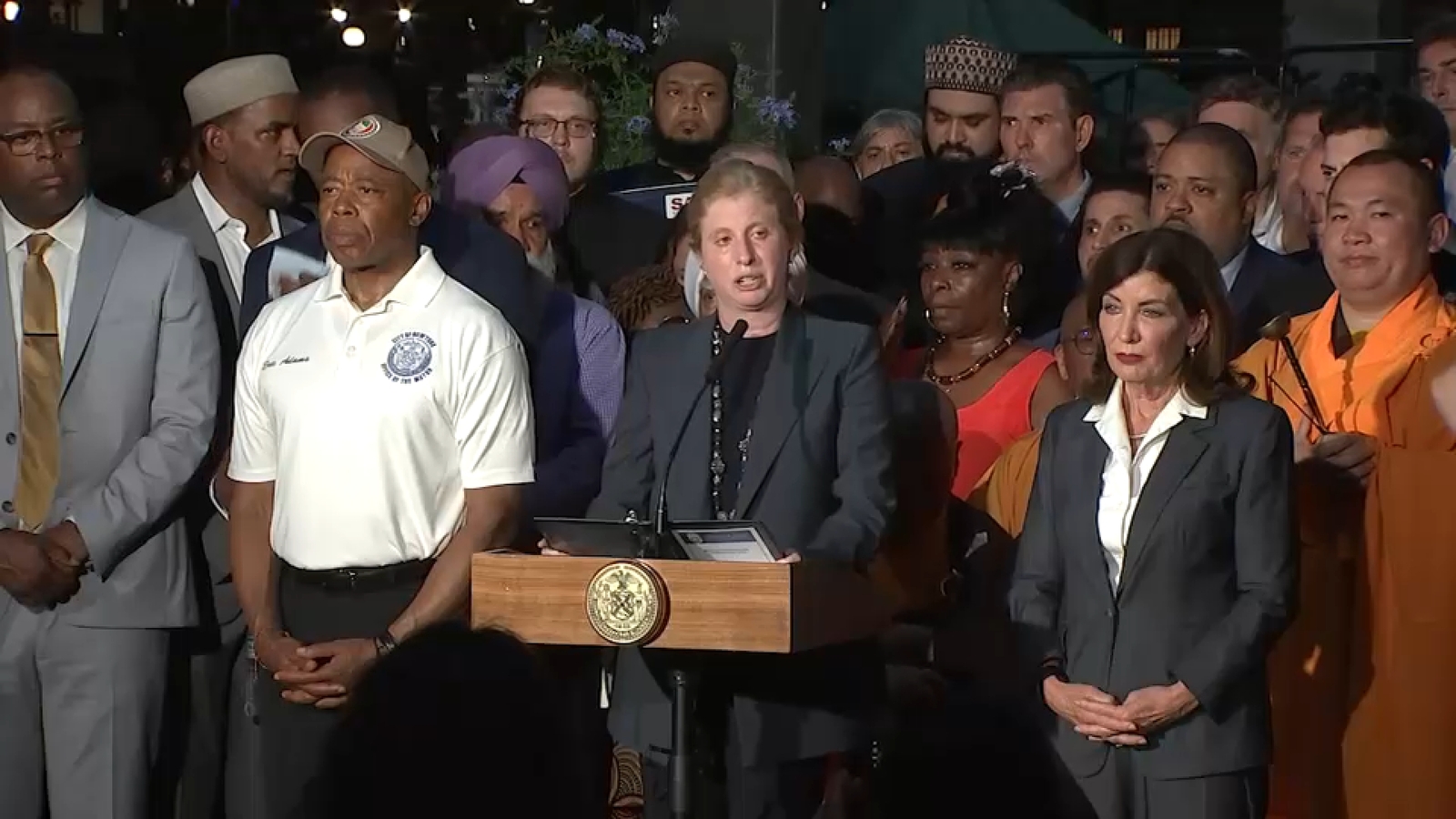 Midtown NYC shooting: Vigil held in Bryant Park to honor victims killed ...