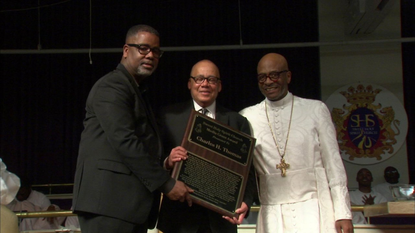 ABC7 reporter Charles Thomas honored with 2017 Media Giant Award - ABC7 ...