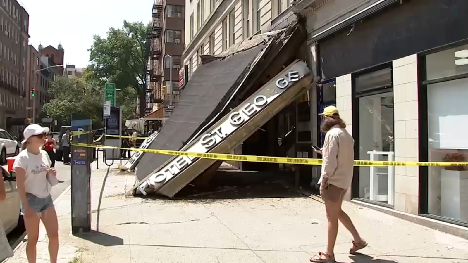 Brooklyn Heights hotel marquee crashes down in front of subway entrance ...