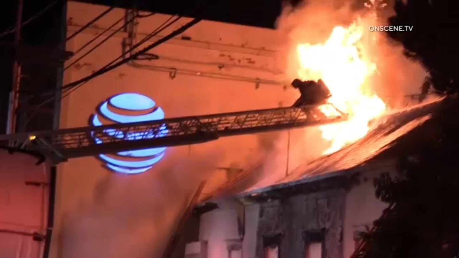 Se desata gran incendio cerca del edificio de AT&T en zona de Gardena ...
