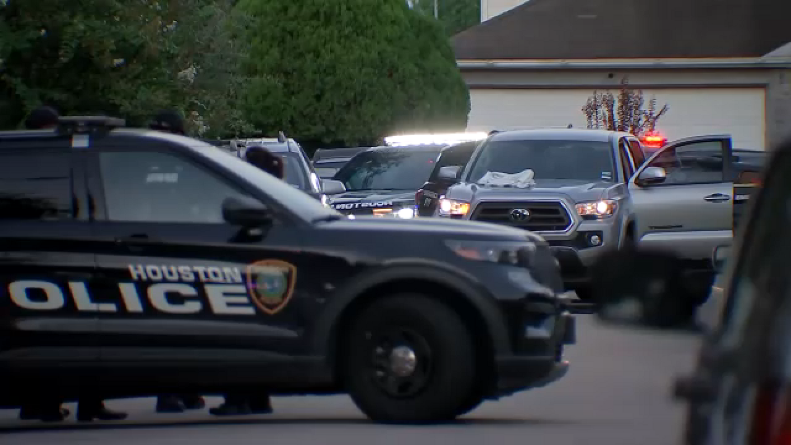 Armed robbery suspect shot after SW Houston chase, police say - ABC13 ...