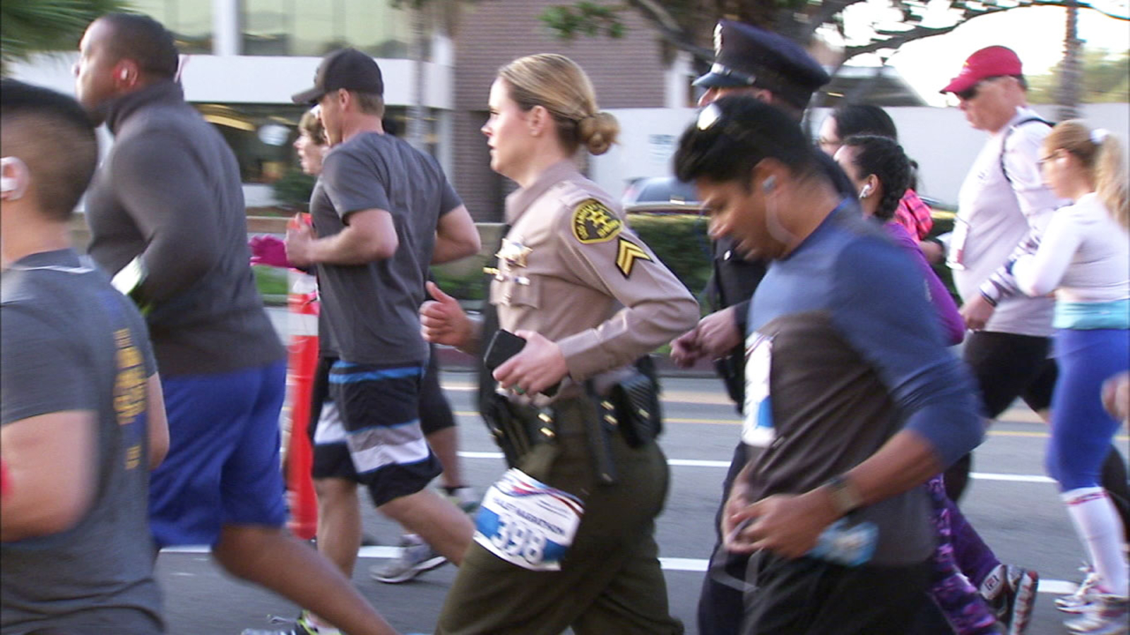 LASD deputy runs in full uniform to honor sergeant with leukemia ...