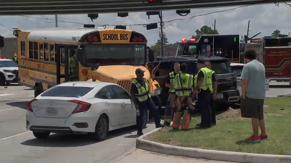 47 adults and 5th graders aboard Fort Bend ISD school bus during crash ...