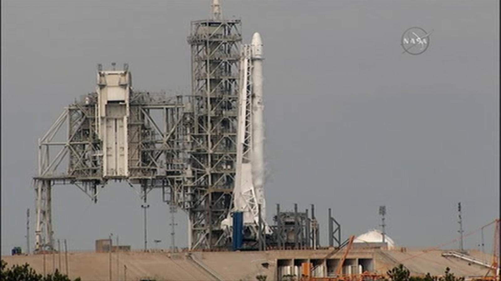 Last-second launch delay for SpaceX at historic moon pad - ABC11 ...