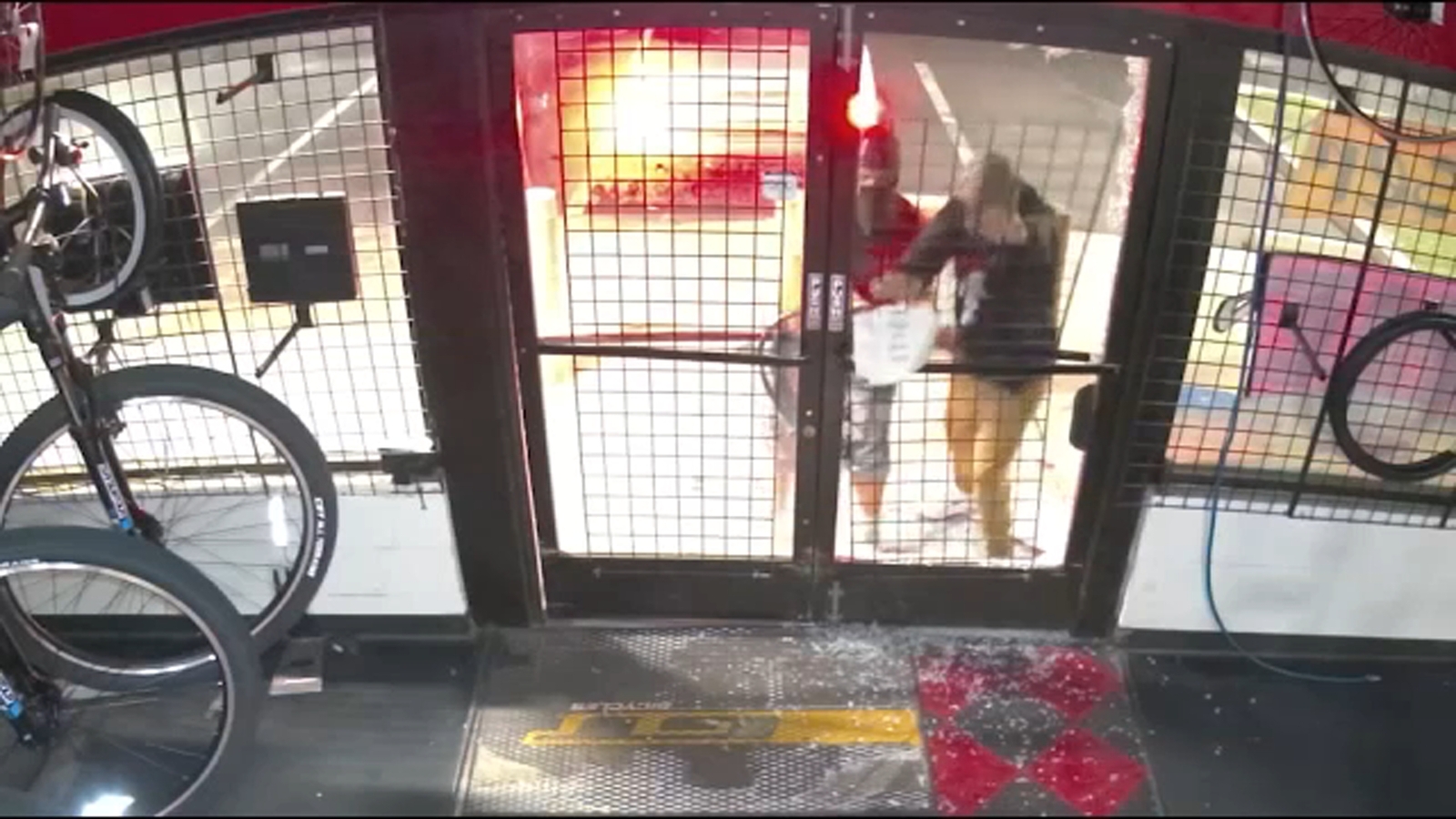Break-in at Fresno Schwinn caught on camera as thieves make off with bikes - ABC30 Fresno