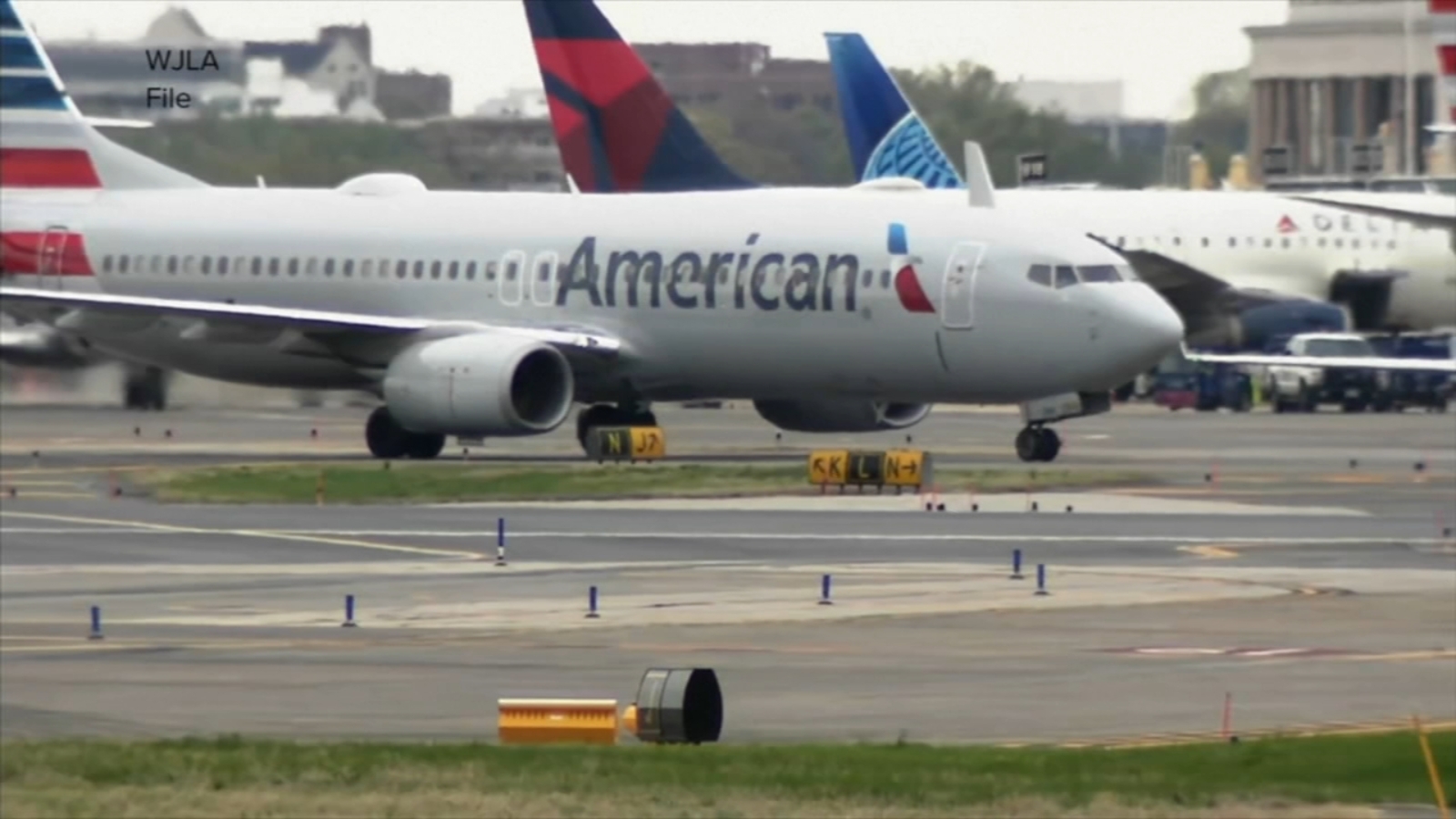 American Airlines flight from Philadelphia makes emergency landing at ...