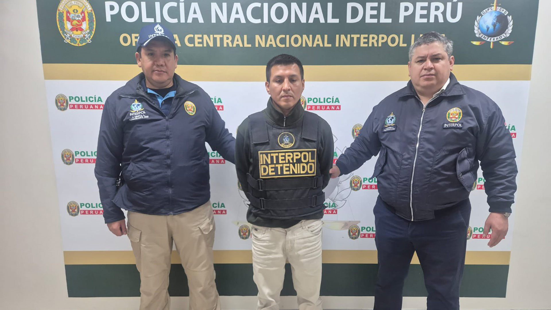 Hombre de Lancaster acusado de asesinar a su esposa y huir del país se ...