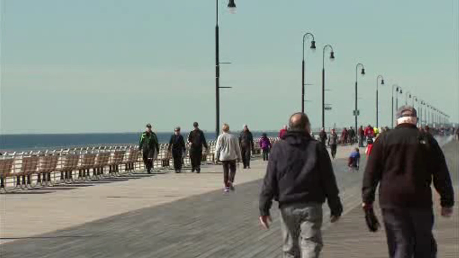 Alcohol sales banned on Long Beach boardwalk after 4-1 City Council ...
