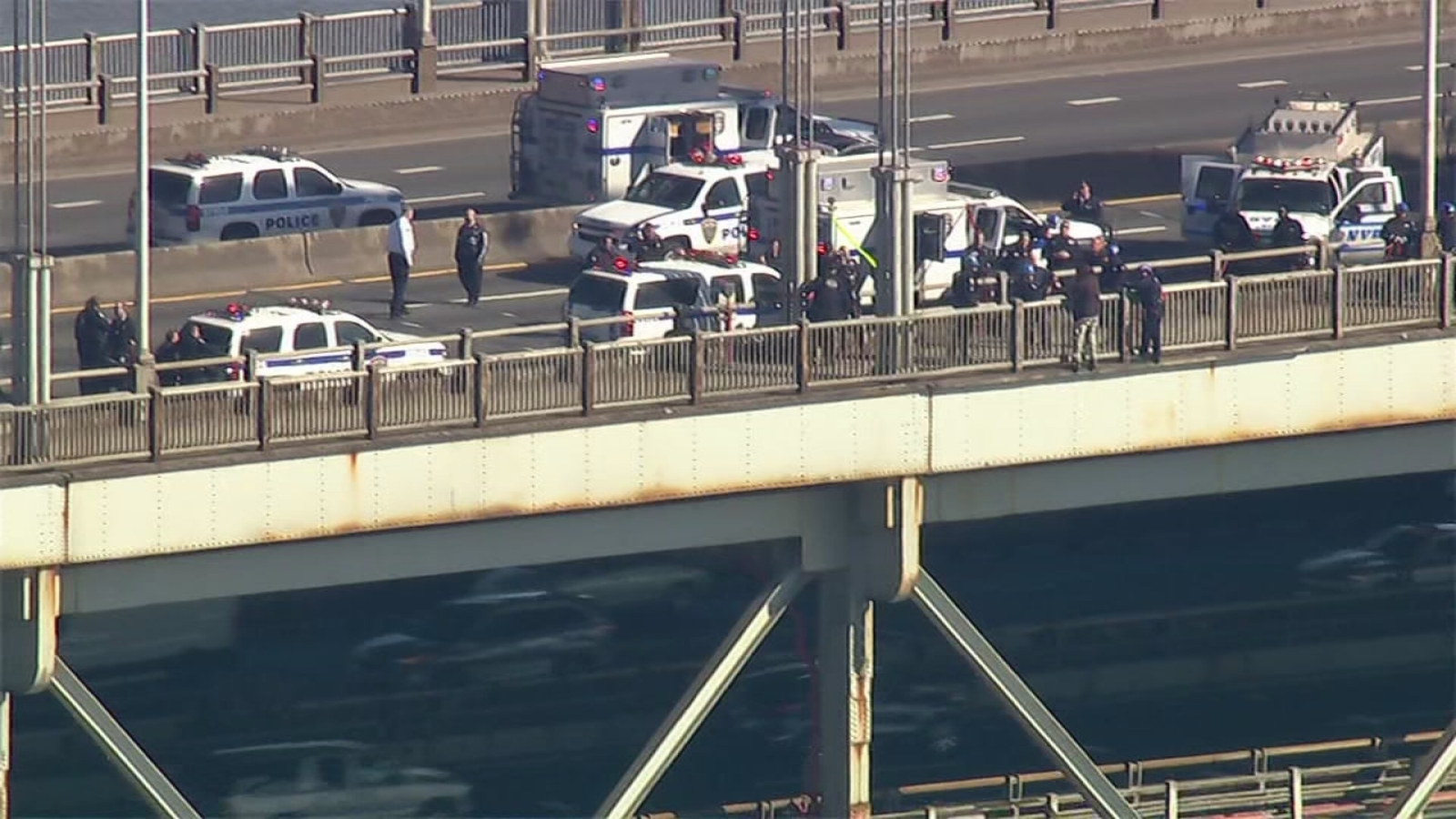 Raw video of George Washington Bridge rescue - ABC7 New York