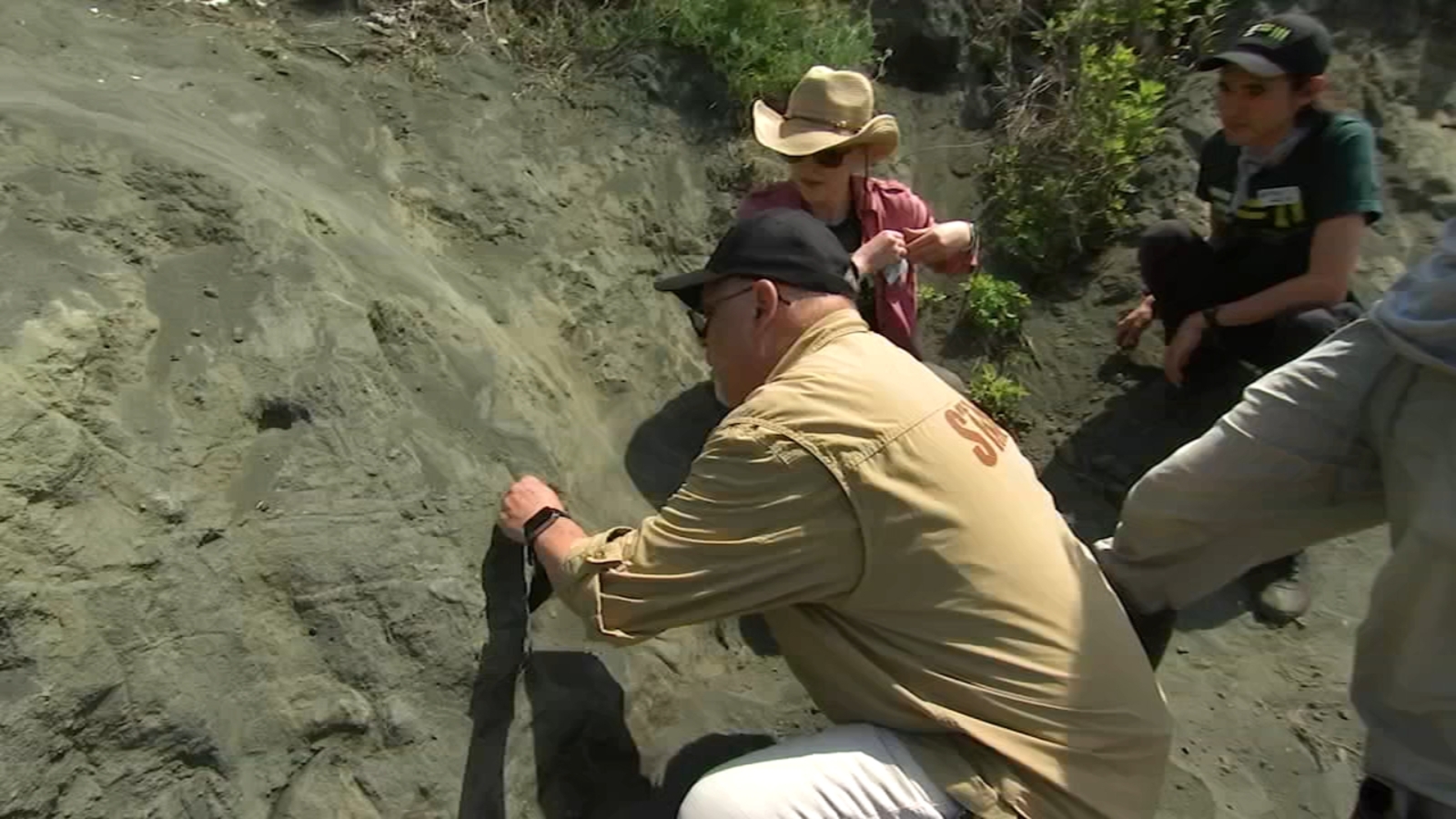 Art of Aging: Mantua, New Jersey resident Louis Iocona digging work at ...