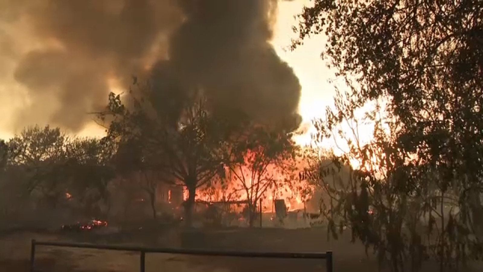 Fire burns historic mining town Chinese Camp after more than 10,000 ...