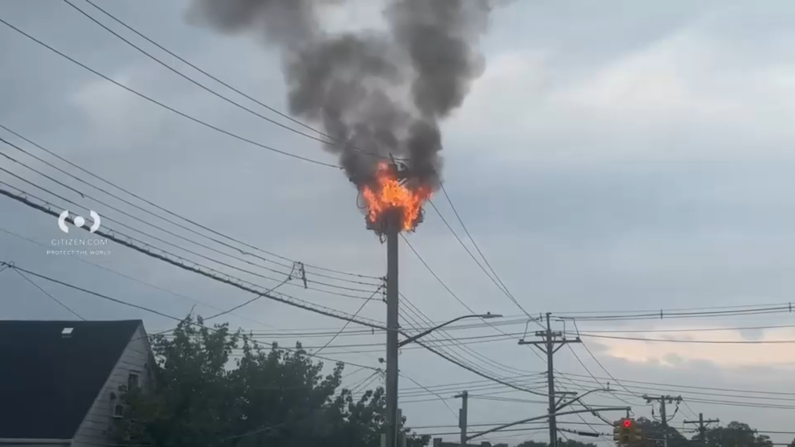 Bird's nest catches fire atop light pole in Howard Beach, Queens - ABC7 ...