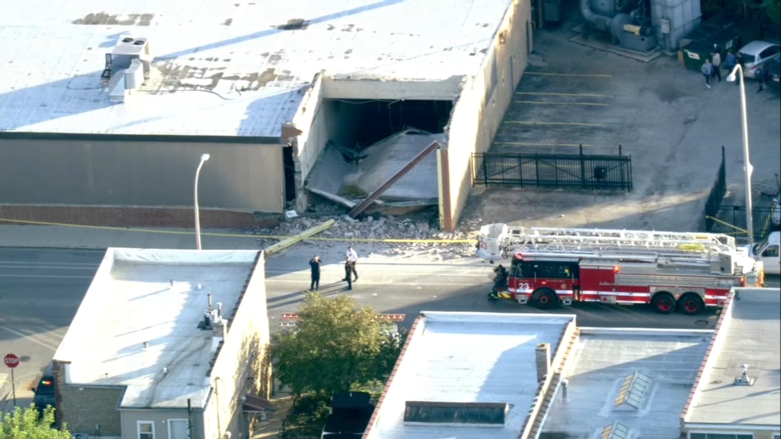 Chicago crash: Semi strikes building, causing partial roof collapse in ...