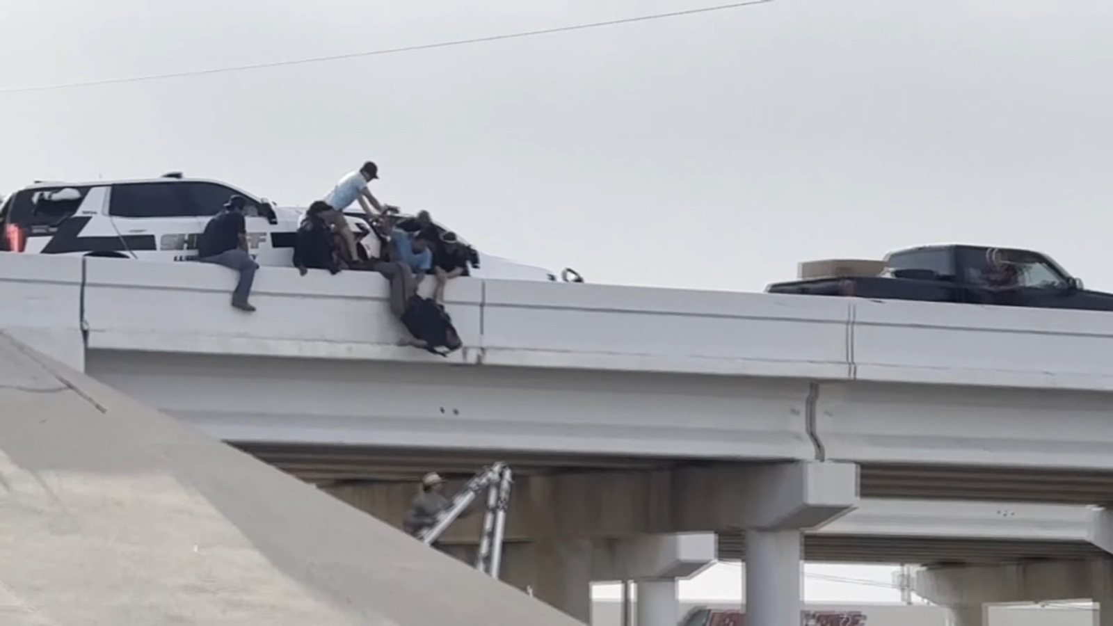 Deputy left dangling from Lubbock, Texas overpass after semi crashes ...