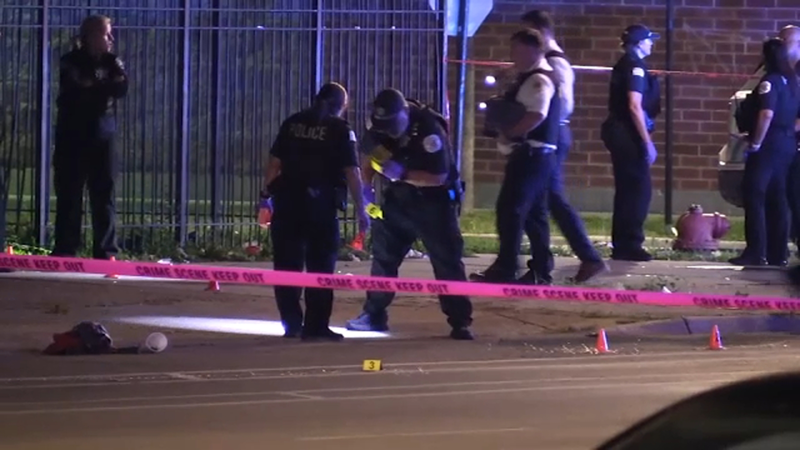 Suspect with knife shot by Chicago police officer on Madison Street in ...