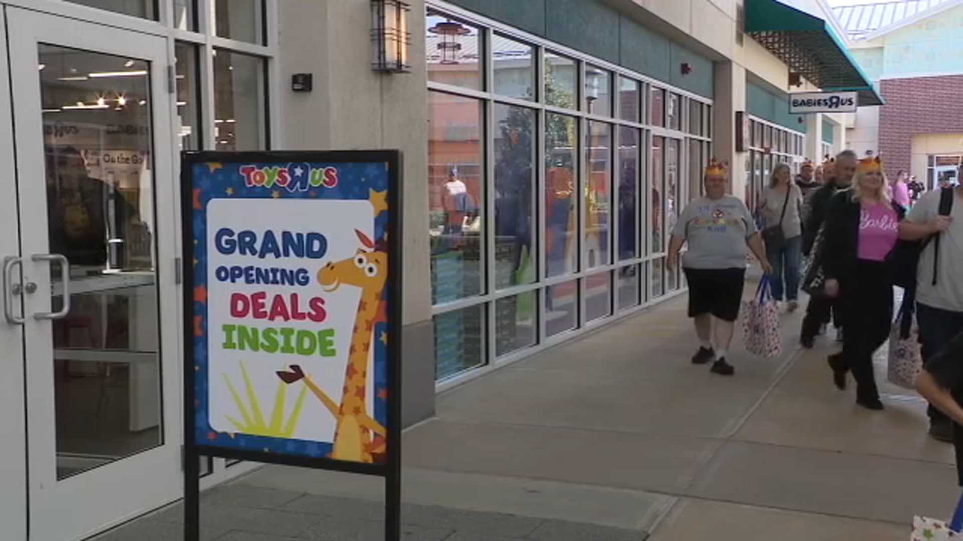 New Toys 'R' Us store holds grand opening at Chicago Premium Outlets in Aurora - ABC7 Chicago