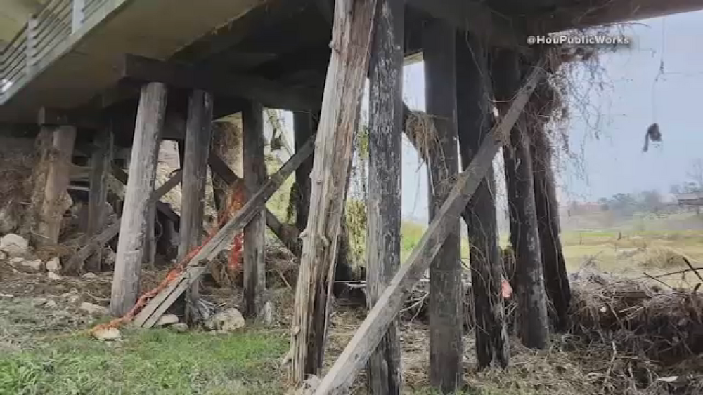Houston Avenue Bridge above I-10 hit by 18-wheeler for 2nd time in May ...