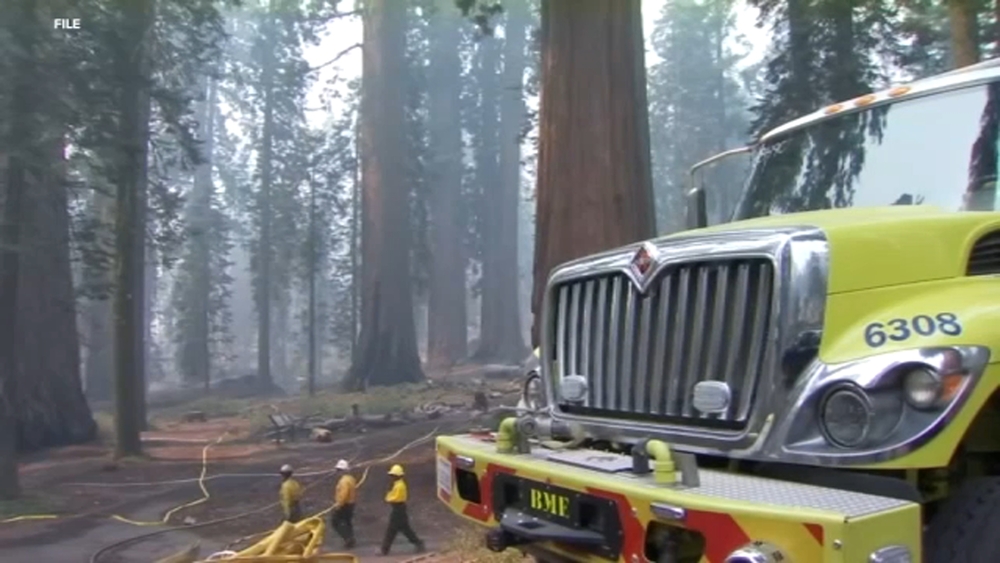 Garnet Fire crews keep flames from spreading east in Fresno County - ABC30 Fresno